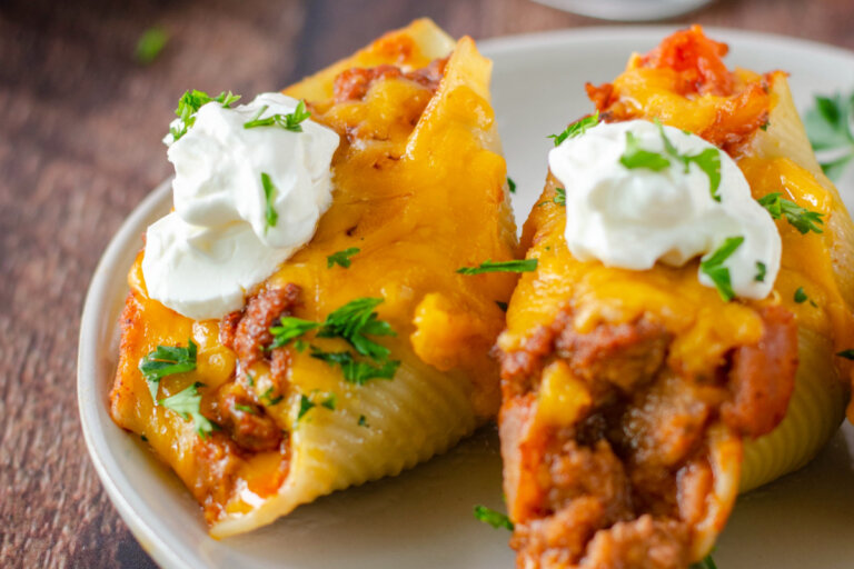 Enchilada Stuffed Shells - Love Bakes Good Cakes